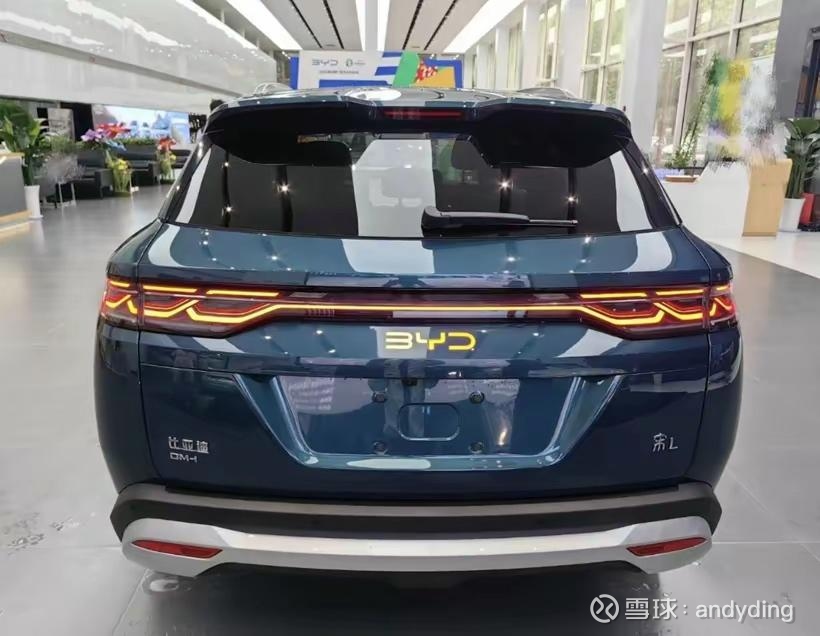 $比亚迪(SZ002594)$ 这个颜色本来挺好看的，可是看着前后侧面下包围的金属装饰，略感有点突兀了，大家都明白 比亚... - 雪球