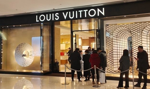 LVMH集团公布2024年上半年业绩 7月25日消息，当地时间周二，LVMH集团公布了2024年上半年业绩，销售收入和净利润双双下滑。根据财报 ...