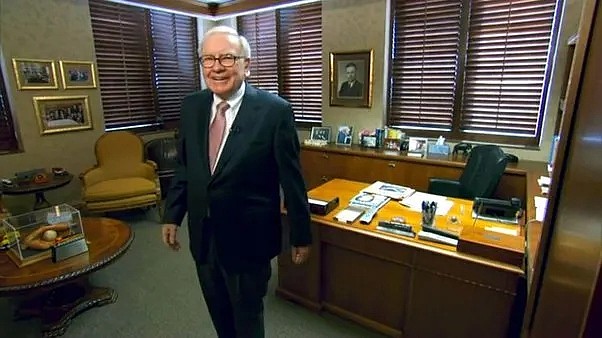 巴菲特：我邀请你出席伯克希尔股东大会，你还要收费？ 2010年11月1日，Simoleon Sense采访了巴菲特的传记作者爱丽丝·施奈德 ...