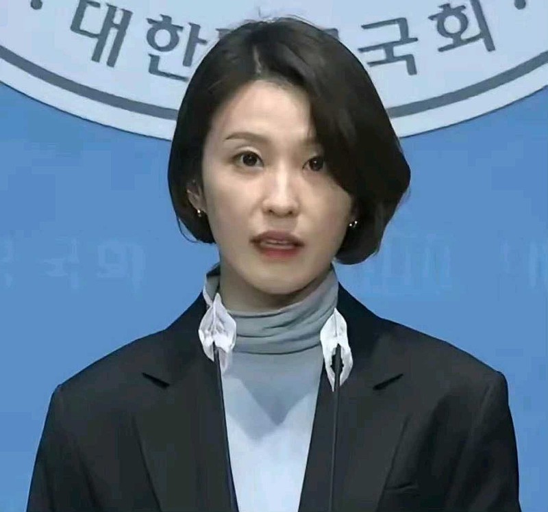 昨天她火了。安贵朎（Ahn Gwi-ryeong），前光州广播播音员、前YTN主持人、现李在明共同民主党的发言人。 - 雪球