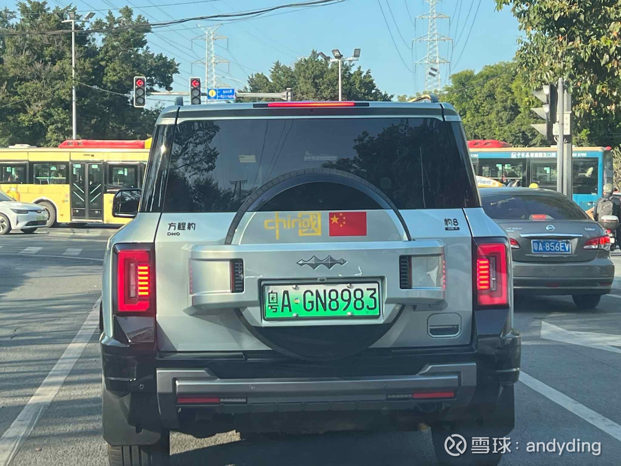 $比亚迪(SZ002594)$ 方程豹8路上第一次路上近距离观看，感觉“锁扣”的概念设计让前脸和尾部繁杂了一点（一直的观... - 雪球