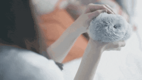 电子宠物大爆发！AI机器人陪你慢慢变老？ 这两年，电子宠物又火了。像Moflin、LOVOT、Ropet这样的电子宠物，没有实用的功能，却受到 ...