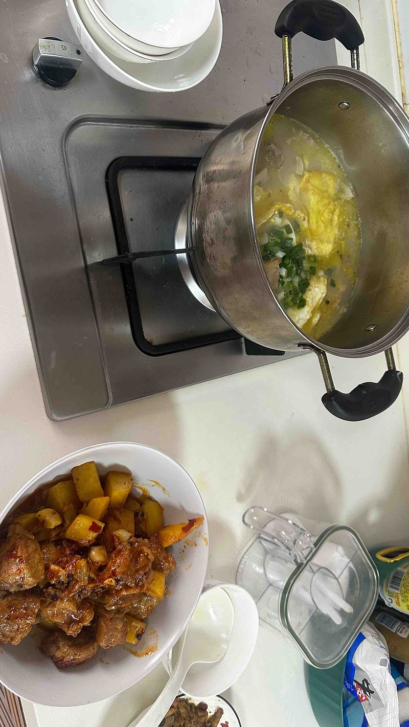 我做的 一道是排骨蘑菇汤加炒蛋汤 一道是排骨烧土豆我敢肯定比外边餐馆吃的好吃好多好多倍 - 雪球