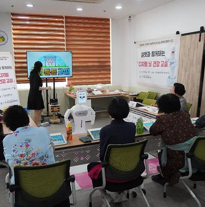 走进韩国80+地区，RoboCare携手奥比中光推出多款护理机器人 根据《2022年世界人口展望》，到2050年，全球65岁及以上人口的比例 ...