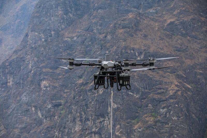 大疆FC100重新定义运载无人机：80kg载重+9分钟快充颠覆低空物流 近日，大疆创新正式发布旗舰级运载 无人机 DJI FlyCart 100（FC100），以80kg最大载重、9分钟极速快 ...