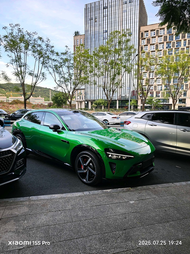 $小米集团-W(01810)$ 开着我的紫色 su7 成功提了我的绿色 yu7，果然是全重庆第一辆宝石绿yu7，绿色车漆... - 雪球