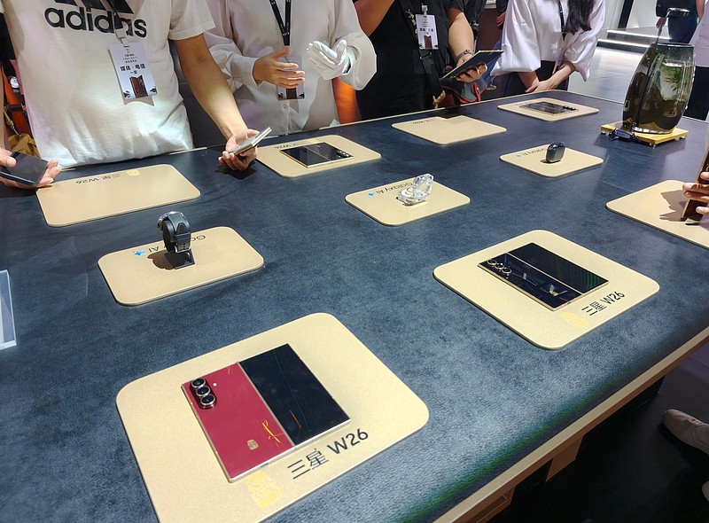 18 载 “心系天下” 再进阶，三星W26上手：轻薄、优雅、智能 10月11日， 三星电子 与 中国电信 携手在苏州举办了心系天下三星W系列新品发布会，正式发布心系天下三星W26，雷科技 ...