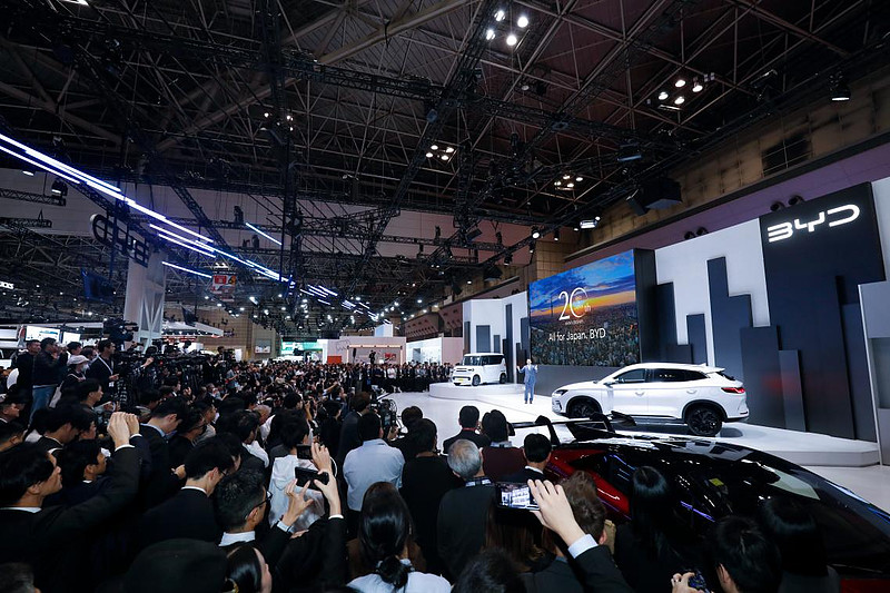 比亚迪三季报营收5663亿 智能化与全球化成绩显著 10月30日晚， 比亚迪 （002594.SZ）三季报正式出炉。数据显示，今年第三季度比亚迪实现营收1949.9亿元，实... - 雪球