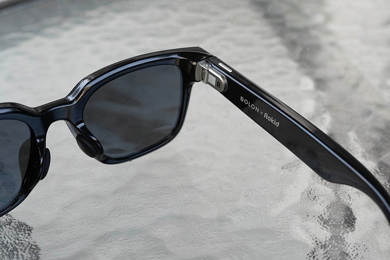 BOLON AI眼镜体验：颜值大涨，内功依然很Rokid 过去一年里，小雷体验了市面上主流的智能眼镜产品，同时也自费买下了其中两款以满足日常 ...