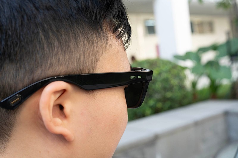 BOLON AI眼镜体验：颜值大涨，内功依然很Rokid 过去一年里，小雷体验了市面上主流的智能眼镜产品，同时也自费买下了其中两款以满足日常 ...