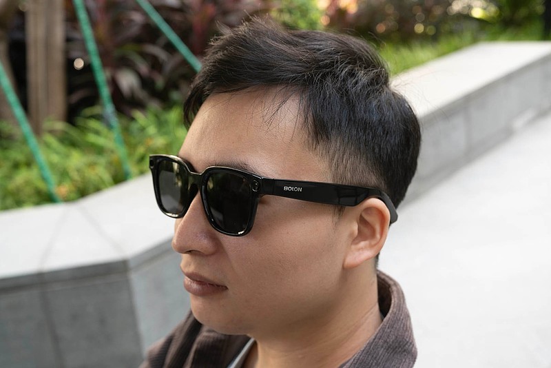 BOLON AI眼镜体验：颜值大涨，内功依然很Rokid 过去一年里，小雷体验了市面上主流的智能眼镜产品，同时也自费买下了其中两款以满足日常 ...