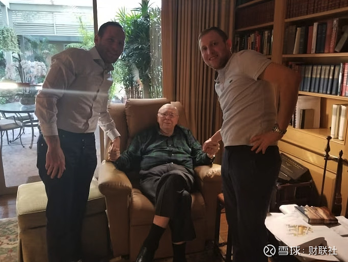 查理·芒格晚年未曾公开的故事曝光 财联社11月28日讯（编辑 史正丞） 美国投资大师查理·芒格逝世两周年之际，曾与他朝夕相处的亲人和商界伙伴 ...