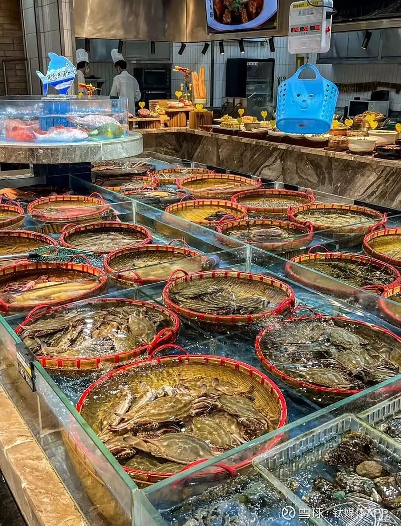 这个低调的地方菜，正悄悄“杀”向全国？ 文 | 红餐网又一砂锅菜强势出圈。继川式砂锅菜、广府啫啫煲之后，宁波砂锅焗海鲜也迅速走红。这道融合砂锅 ...